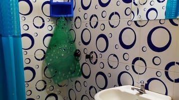 Quarto Familiar, varanda | Casa de banho | Um polibã, toalhas fornecidas