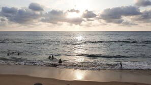 Perto da praia, toldos de praia gratuitos, espreguiçadeiras 