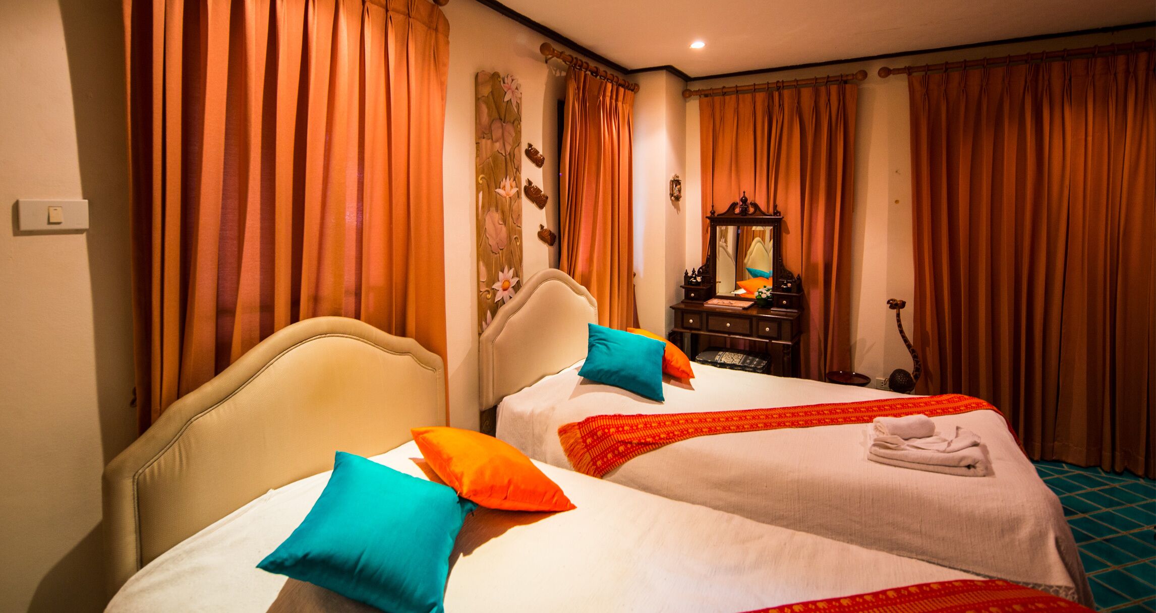 Quarto Superior, vista para o jardim | Minibar, secretária, Wi-fi grátis, roupa de cama fornecida 