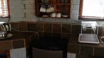 Casa de Campo (River Cottage) | Kitchenette privada | Um frigorífico, um micro-ondas, um forno, uma placa de cozinha