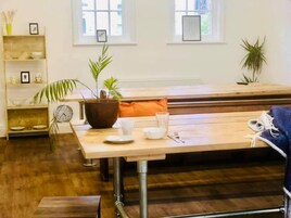 Um frigorífico/congelador grande, um micro-ondas, um forno