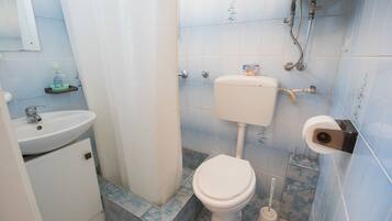 Casa de banho | Artigos de higiene pessoal grátis, um secador de cabelo