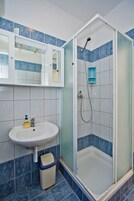 Apartamento (A4) | Casa de banho | Um secador de cabelo, papel higiénico 