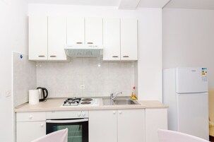 Apartamento (A5) | Cozinha privada | Um frigorífico, uma placa de cozinha, uma chaleira elétrica 