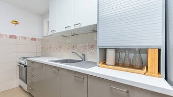 Casa | Cozinha privada | Um frigorífico, um micro-ondas, um forno, uma placa de cozinha