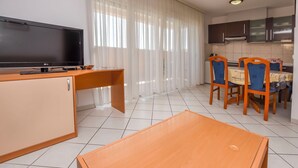 Uma cozinha moderna com armários escuros e painel de azulejos.