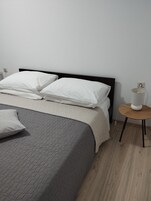 Apartamento (A1) | Ferros/tábuas de passar roupa, Wi-Fi de cortesia, roupa de cama