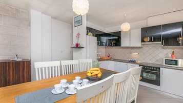 Apartamento (A1) | Cozinha privada | Um frigorífico, um micro-ondas, um forno, uma placa de cozinha