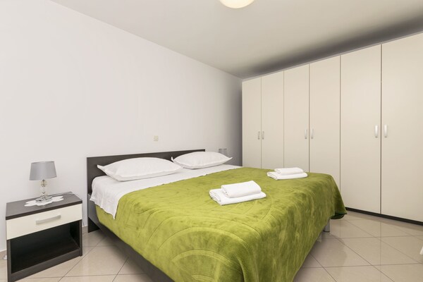 Apartments Maja - Okrug Gornji