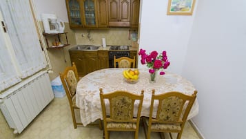 Cozinha privada | Um frigorífico, um micro-ondas, um forno, uma placa de cozinha