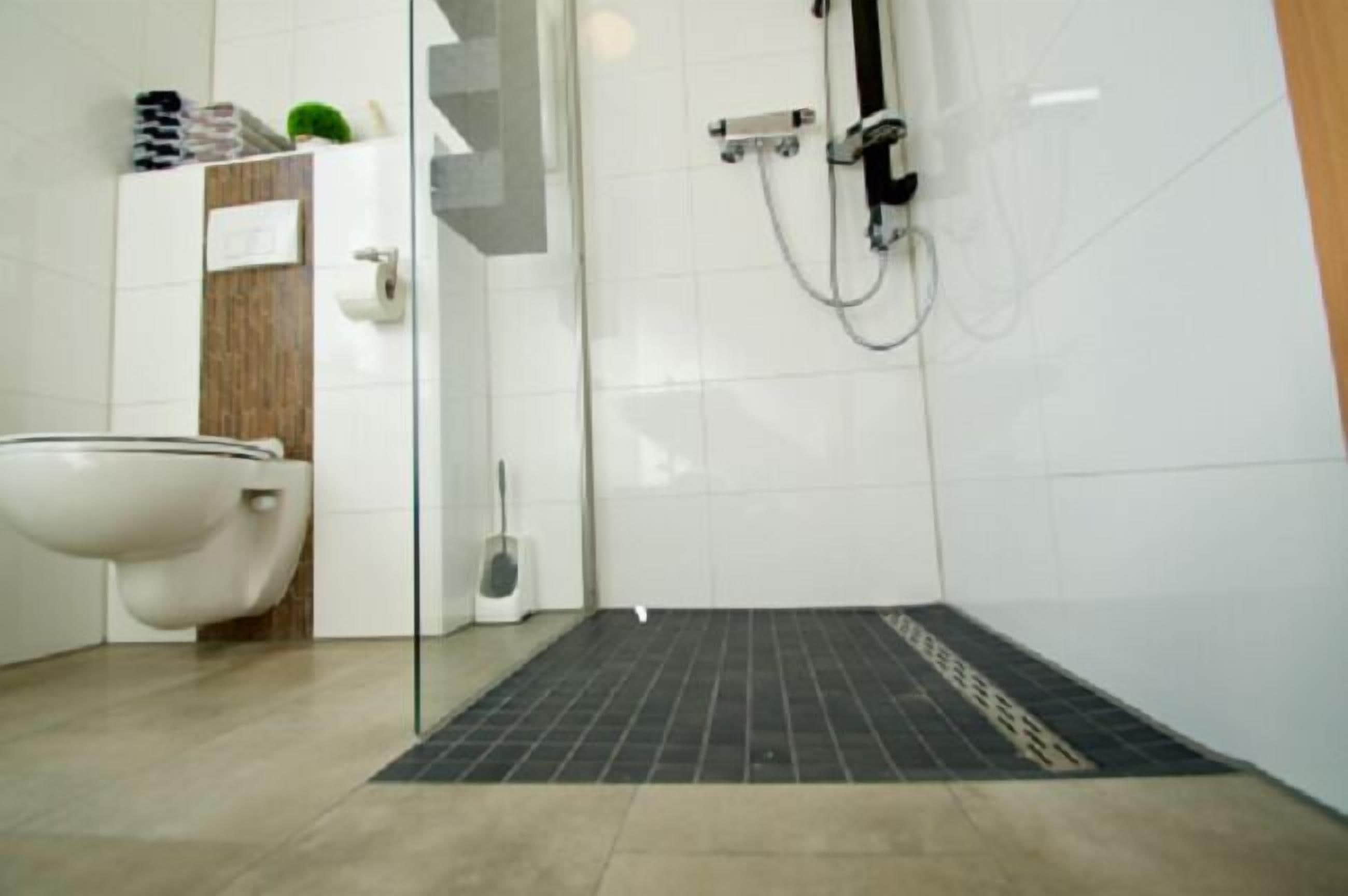 Apartamento | Casa de banho | Um polibã, um secador de cabelo, toalhas fornecidas, sabão 