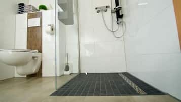Apartamento | Casa de banho | Um polibã, um secador de cabelo, toalhas fornecidas, sabão
