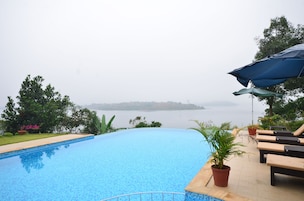 Piscina externa, piscina infinita, funciona das 9h às 20h, guarda-sóis