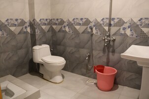 Um polibã, um chuveiro fixo, artigos de higiene pessoal grátis 