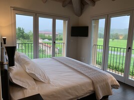 Quarto Superior | Roupa de alta qualidade, edredões de penas, camas de colchão pillowtop 