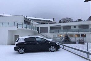 Fachada do alojamento (tarde/noite)