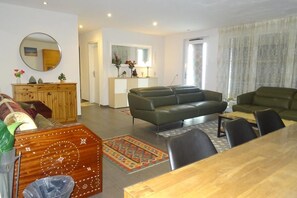 Apartamento, 3 quartos | Sala de estar | TV de ecrã plano, lareira, filmes pagos 