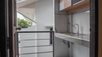 Um frigorífico, um micro-ondas, uma chaleira elétrica