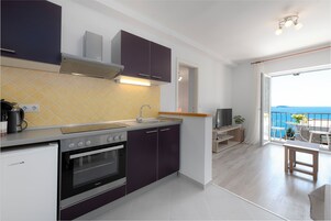 Apartamento, vista para o mar | Kitchenette privada | Uma cafeteira/bule, um frigorífico, utensílios de cozinha