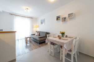 Apartamento, vista para o mar | Sala de jantar