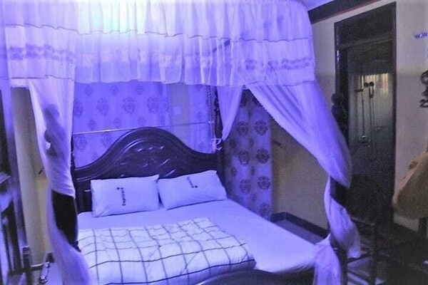 Capricorn Lounge - Kampala