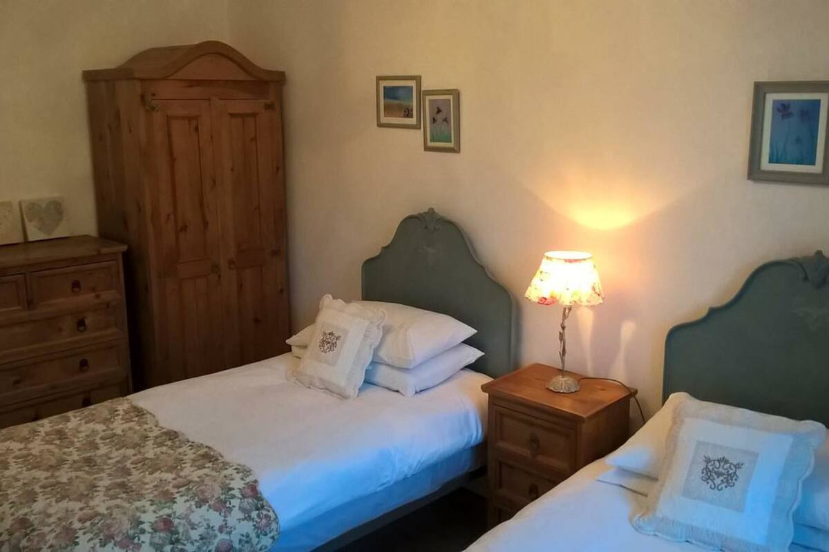 Quarto Twin (3) | Roupa de alta qualidade, ferro/tábua de engomar 