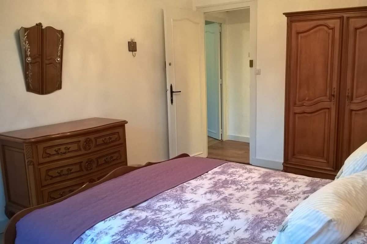 Quarto (2) | Roupa de alta qualidade, ferro/tábua de engomar 