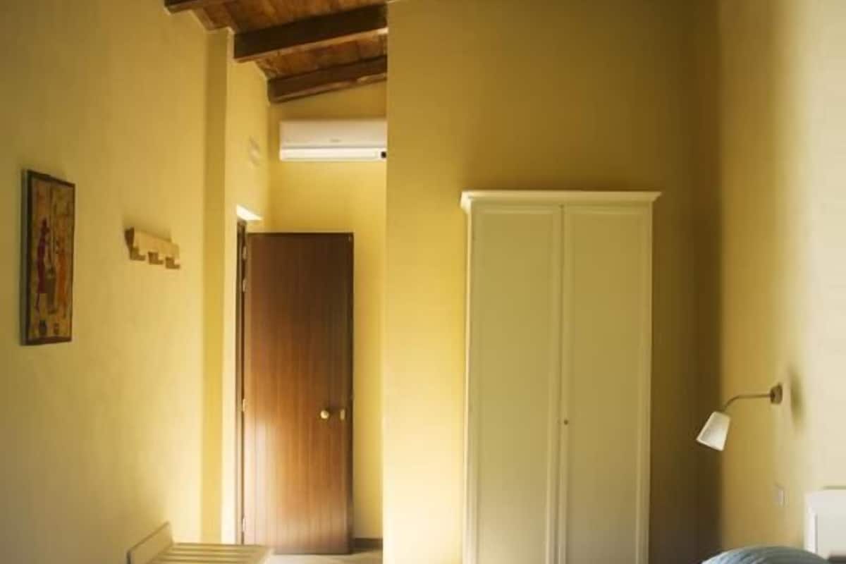 Quarto Duplo Standard, vista para o jardim | Secretária, berços/camas para crianças, roupa de cama fornecida