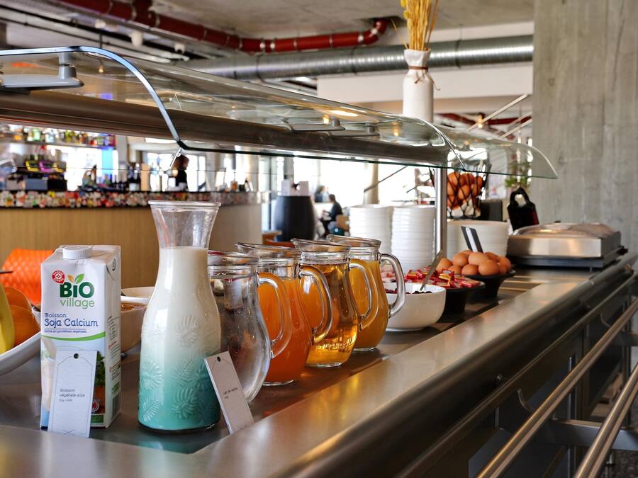 Buffet com diversas bebidas e opções de comida.