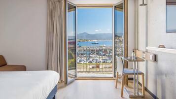 Quarto Standard, várias camas (Gulf view) | Cofre no quarto, secretária, cortinas/cortinados opacos