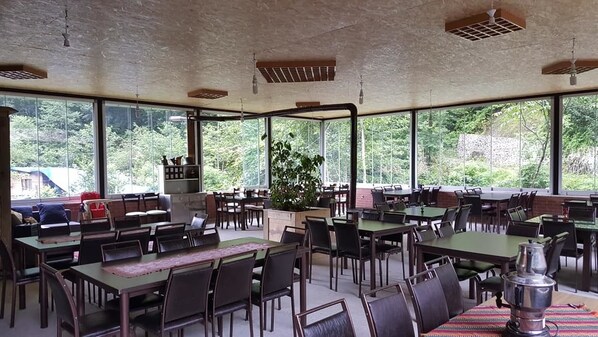 Pequenos-almoços, almoços e jantares servidos