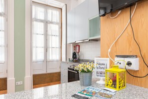 Estúdio Cidade | Cozinha privada | Um frigorífico, um micro-ondas, um forno, uma placa de cozinha 