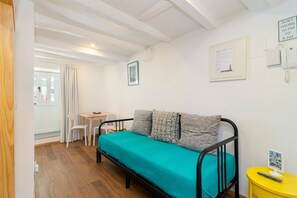 Estúdio Clássico, terraço, vista para o jardim (Basement) | Sala de estar | Televisor LED de 24 polegadas com canais por cabo, televisor 