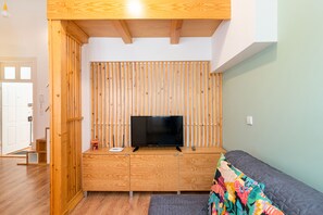 Estúdio Design, mezanino | Sala de estar | Televisor LED de 24 polegadas com canais por cabo, televisor 