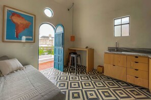 Quarto Standard | Cozinha privada | Um frigorífico/congelador grande, um micro-ondas, um forno 