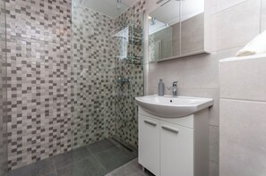 Apartamento (A6) | Casa de banho | Um polibã 