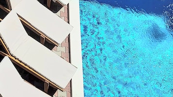 Piscina exterior, guarda-sóis, espreguiçadeiras
