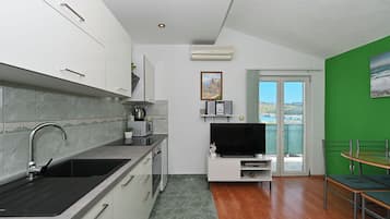 Apartamento (A3) | Cozinha privada | Geladeira, micro-ondas, fogão, cooktop