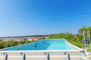 Piscina externa, espreguiçadeiras