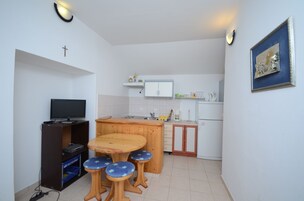 Apartamento (A2) | Cozinha privada | Um frigorífico, um micro-ondas, uma placa de cozinha
