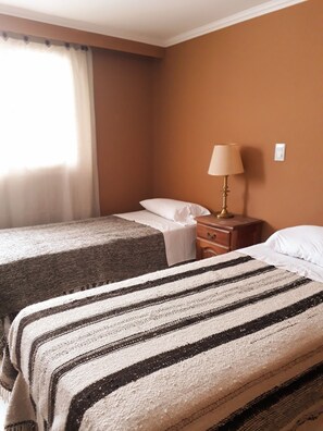 Quarto quádruplo luxo, vista para o lago | Frigobar, escrivaninha, espaço de trabalho para notebook