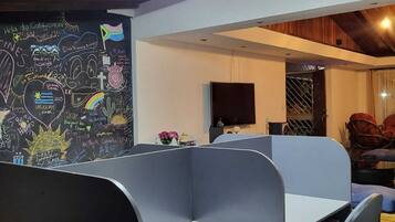 Televisor de ecrã plano de 32 polegadas com canais por cabo