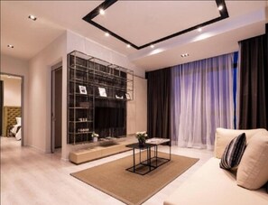 Uma sala de estar moderna com sofá, mesa de centro e estante.