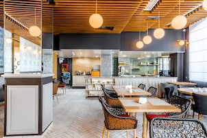 Café da manhã com buffet grátis todos os dias