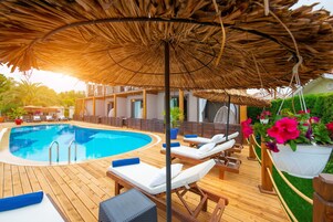 Piscina externa sazonal, funciona das 8h às 20h, guarda-sóis