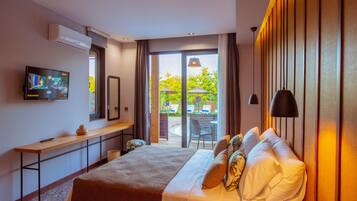 Quarto Superior, acesso à piscina, junto à piscina | Vista do quarto