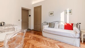 Um quarto com uma cama, uma escrivaninha e uma cadeira.