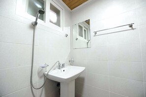 Quarto Tradicional (Eun-Ha-Soo) | Casa de banho | Um polibã, um secador de cabelo, toalhas fornecidas, sabão 