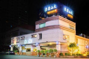 Fachada do alojamento (tarde/noite)