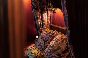 Quarto casal romântico (Medium) | Frigobar, cofres nos quartos, individualmente decorados